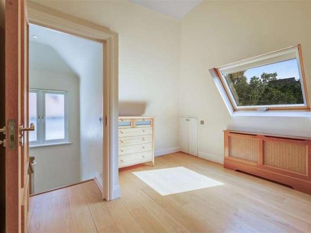 5 bed house for sale