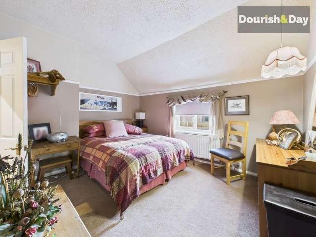5 bed house for sale