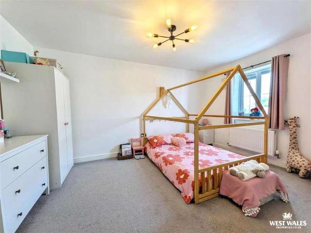 5 bed house for sale