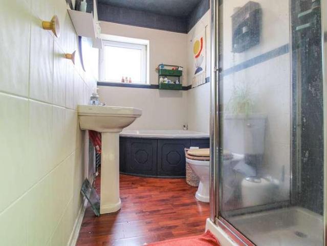5 bed house for sale