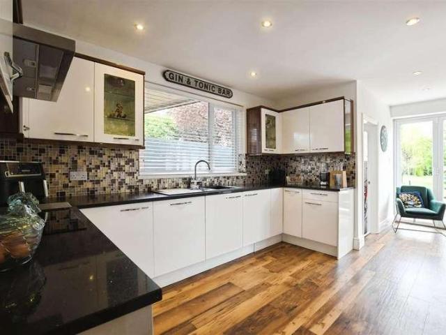 5 bed house for sale