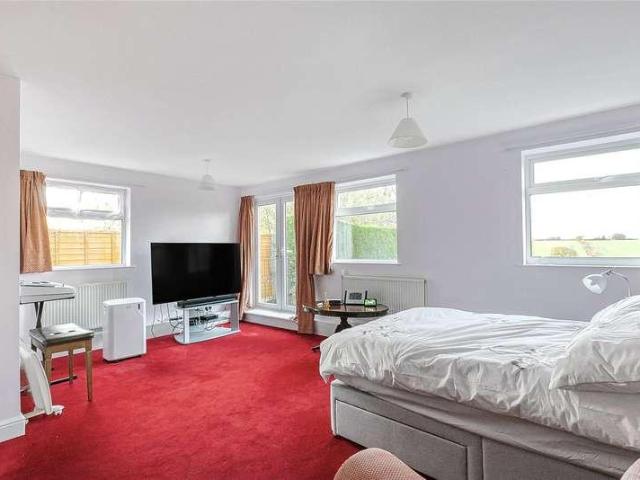 5 bed house for sale
