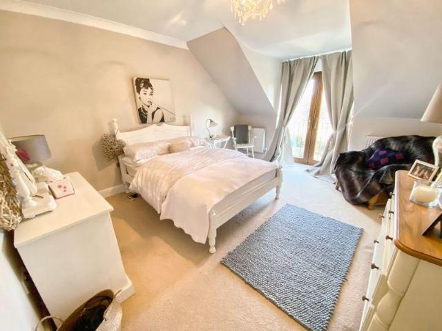 5 bed house for sale