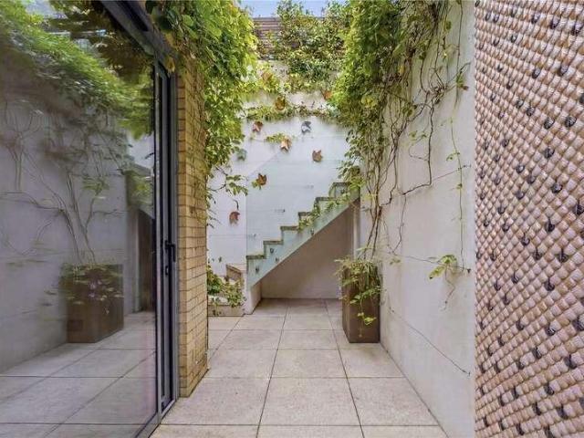 5 bed house for sale