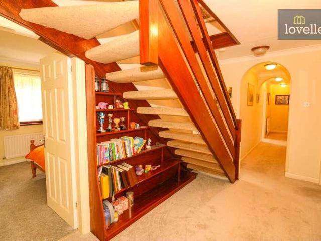 5 bed house for sale