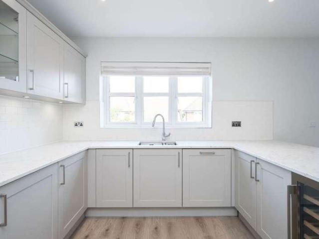 5 bed house for sale