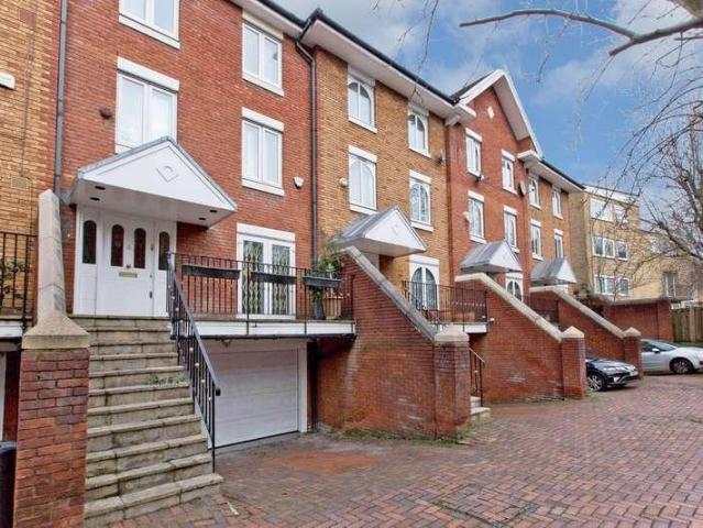5 bed house for sale