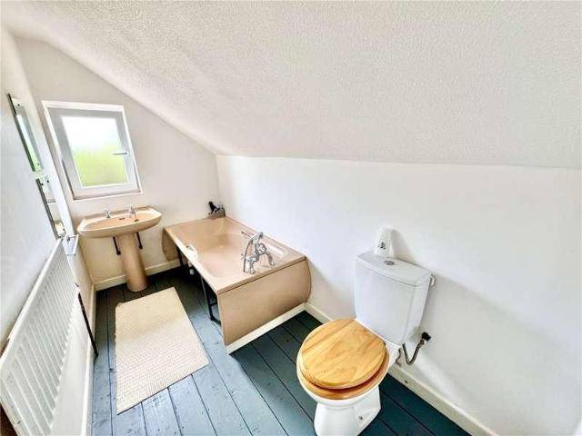 5 bed house for sale