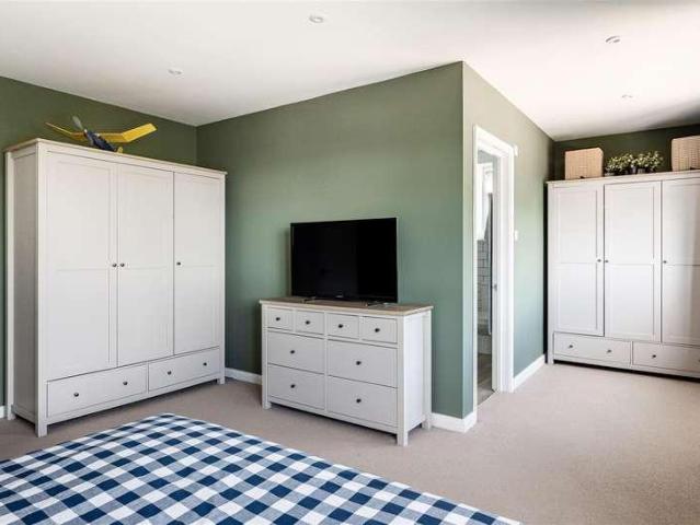 5 bed house for sale