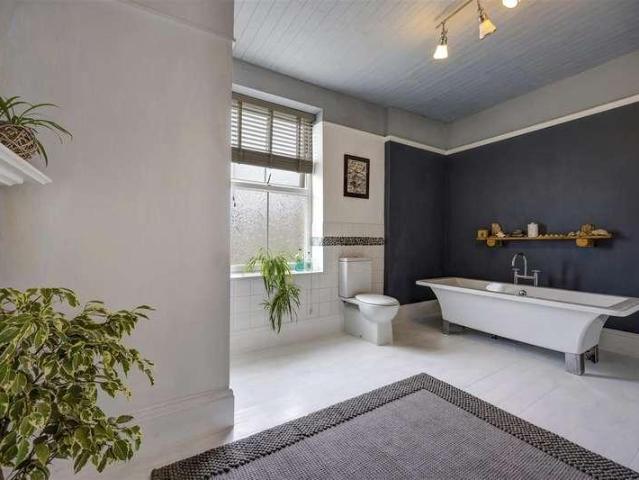 5 bed house for sale