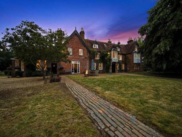 5 bed house for sale