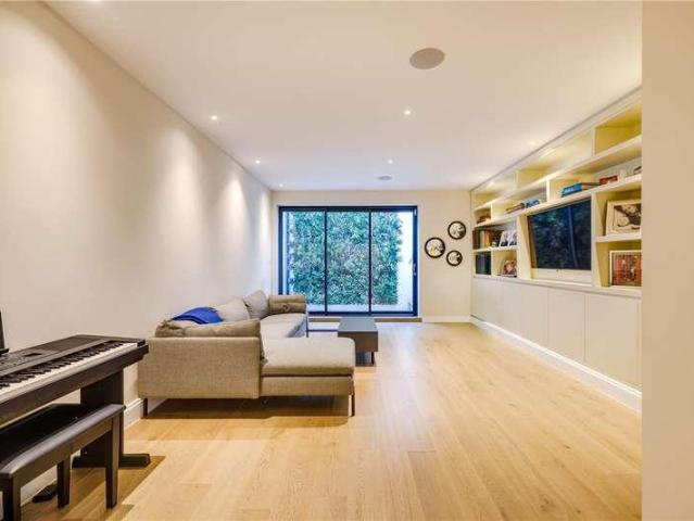 5 bed house for sale
