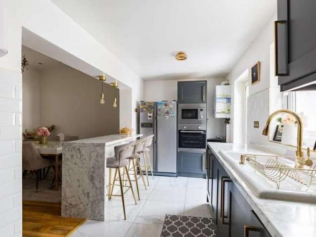 5 bed house for sale