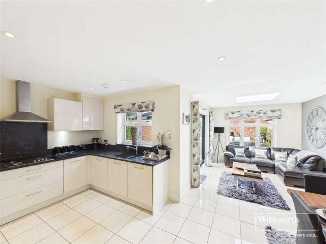 5 bed house for sale