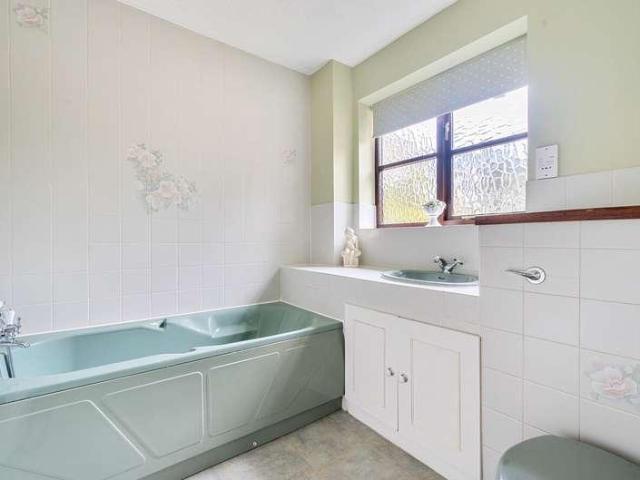 5 bed house for sale