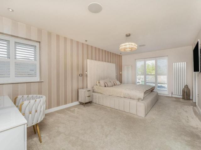 5 bed house for sale