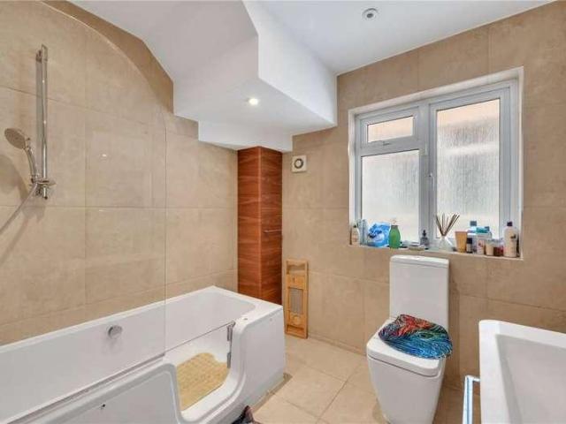 5 bed house for sale