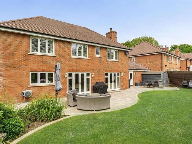 5 bed house for sale