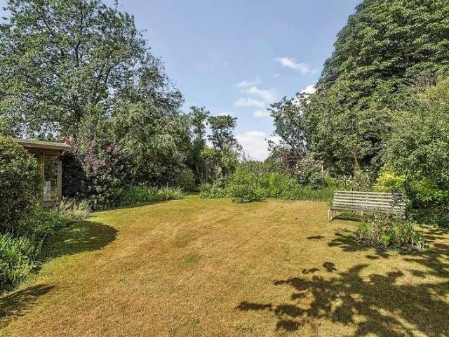 5 bed house for sale