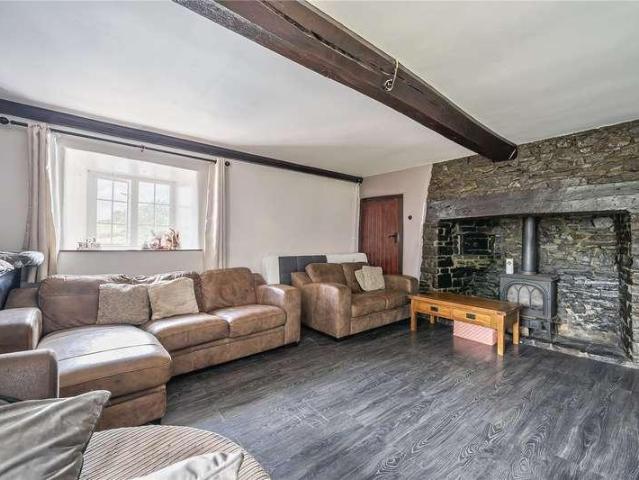 5 bed house for sale