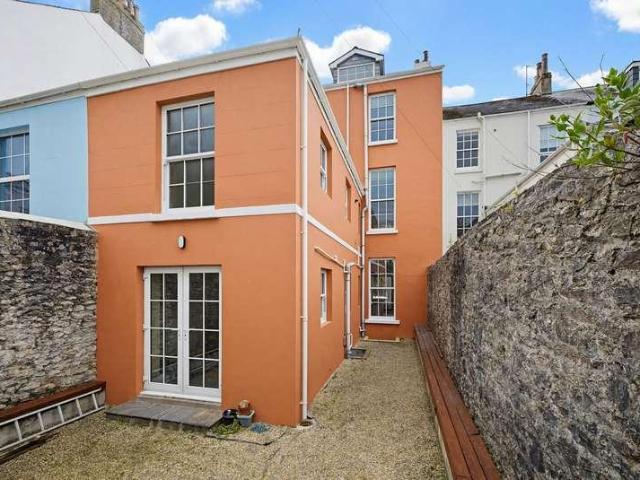 5 bed house for sale