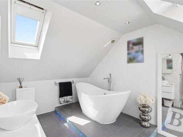 5 bed house for sale