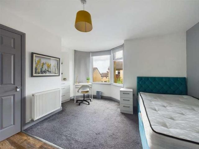 5 bed house for sale