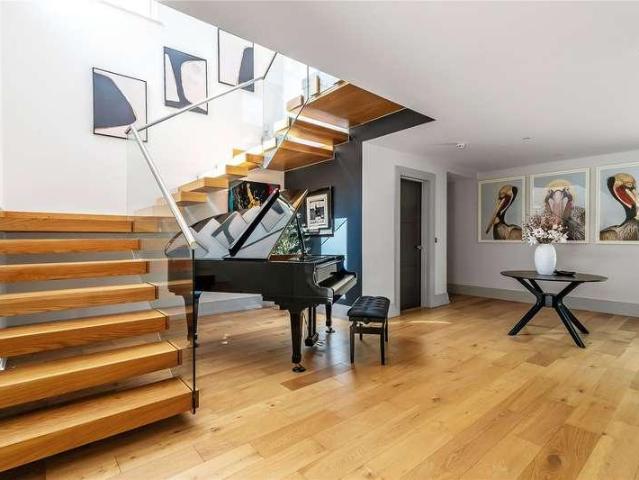 5 bed house for sale