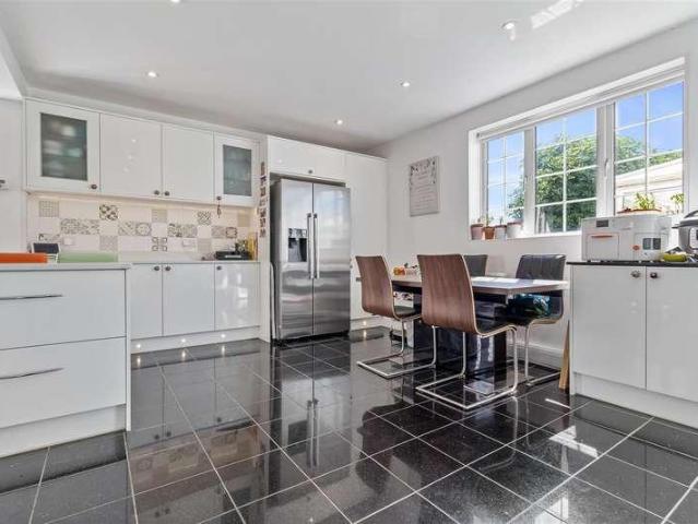 5 bed house for sale