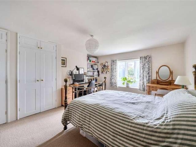 5 bed house for sale