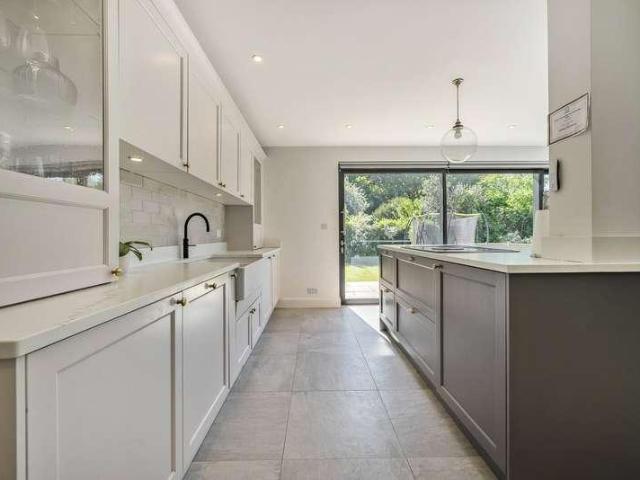 5 bed house for sale