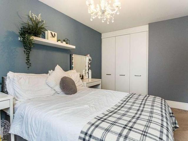 5 bed house for sale