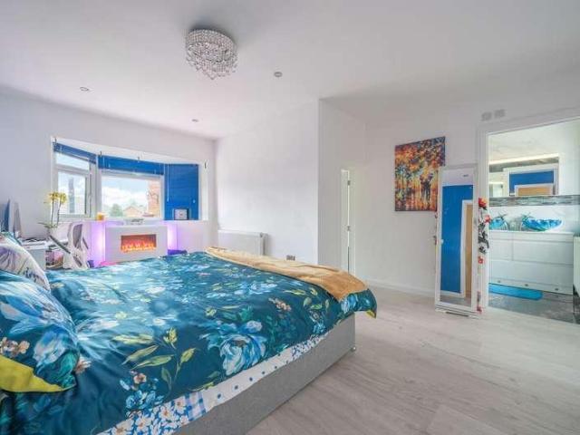 5 bed house for sale