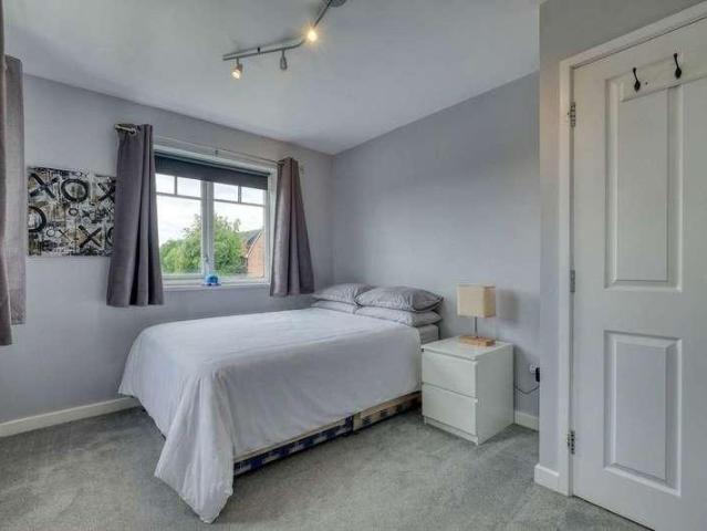 5 bed house for sale