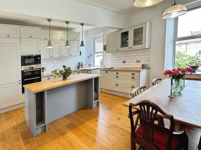 5 bed house for sale
