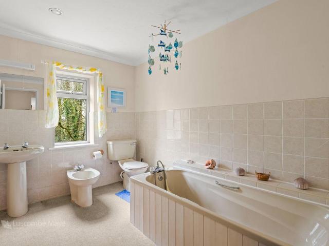 5 bed house for sale
