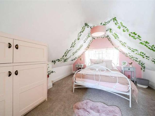 5 bed house for sale