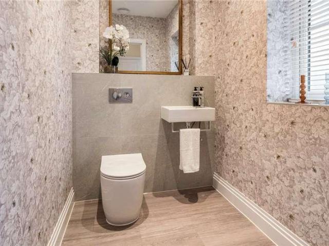 5 bed house for sale