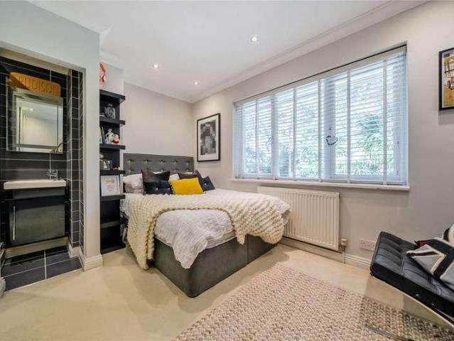 5 bed house for sale