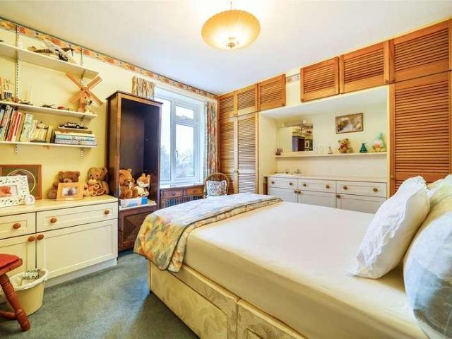 5 bed house for sale