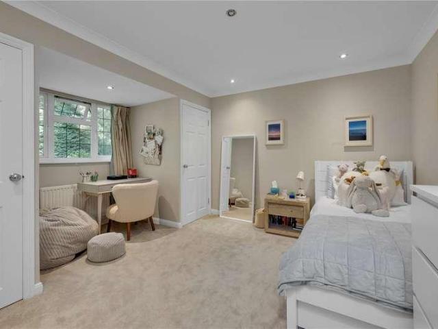 5 bed house for sale