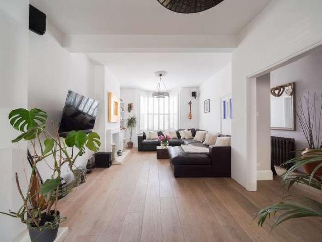 5 bed house for sale