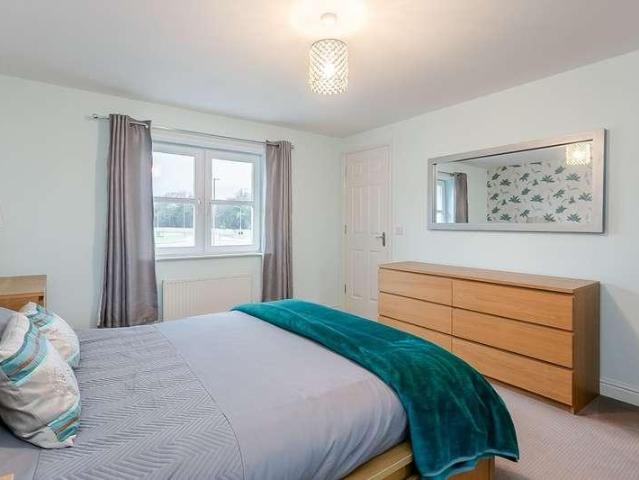 5 bed house for sale