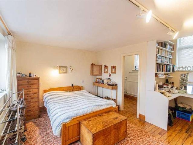 5 bed house for sale