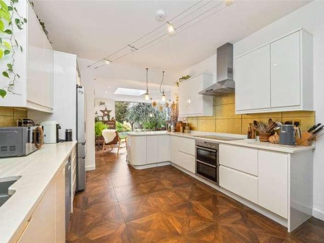 5 bed house for sale