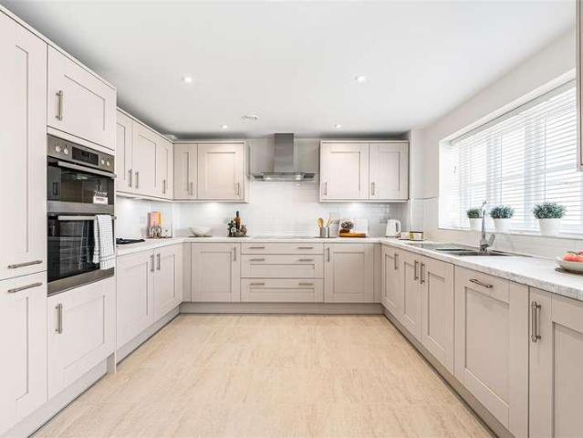 5 bed house for sale