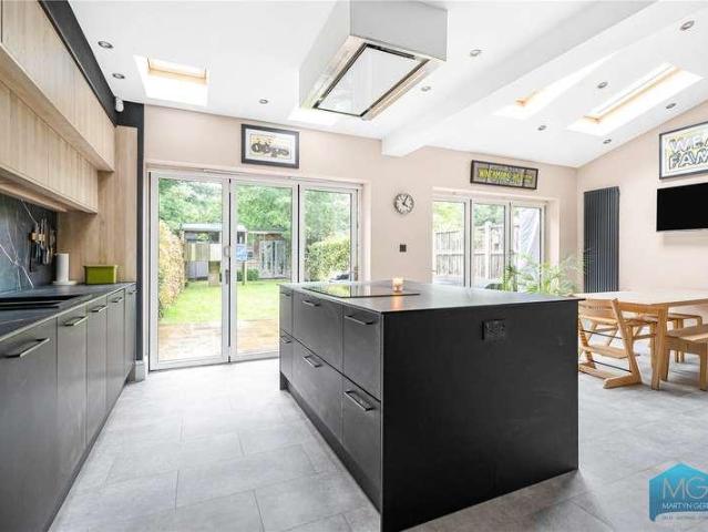 5 bed house for sale
