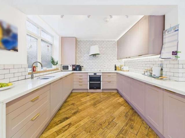 5 bed house for sale
