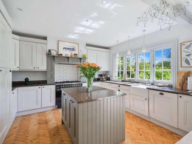5 bed house for sale