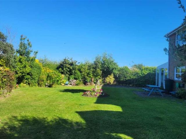 5 bed house for sale